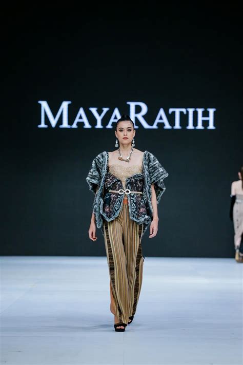 Maya Ratih At Dekranasda Ntt Gaya Model Pakaian Model Pakaian Gaya