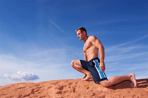 Hombre Que Hace Yoga Foto De Archivo Imagen De Cubo
