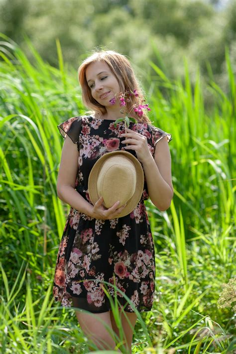 가을 건초지 경치 계절 공원 국가 나무 농촌의 들판 소녀 솔로 시골 야외에서 여름 여성 여성 초상화 자연의 아름다움 자화상 잔디 태양
