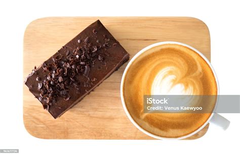 거품 마음으로 커피 라 떼 아트 모양이 고 흰색 배경에 고립 된 나무 접시 평면도에 초콜릿 케이크의 한 조각 0명에 대한 스톡 사진 및 기타 이미지 Istock