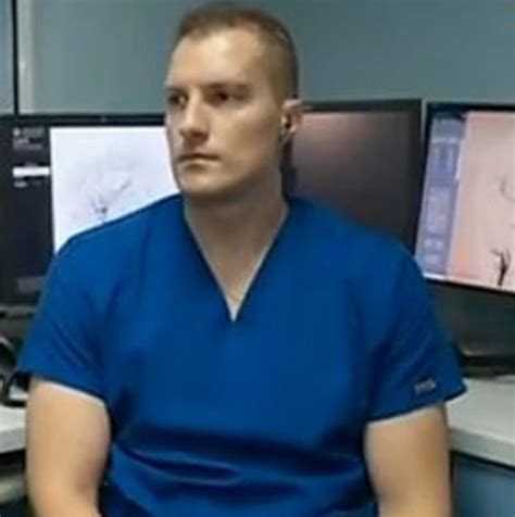 Българският лекар който направи операция на мозъка на дете през крака взе диплома която имат