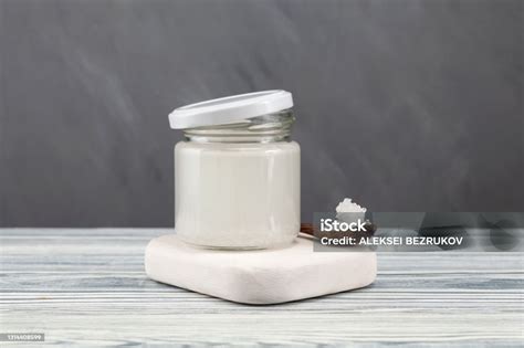 티비코스 물 케피어 박테리아와 효모의 물과 공생 문화로 만든 발효 음료 유리 항아리에 건강한 수제 프로바이오틱 회색 배경 복사 공간 0명에 대한 스톡 사진 및 기타 이미지