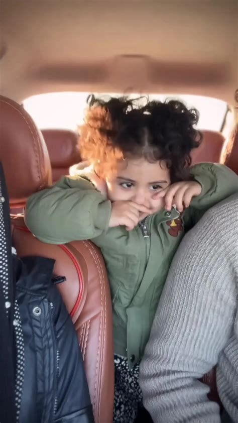 کلیپ بامزه دختر بچه چرا مژه هاتو اینجوری کردی مثل شتر موز