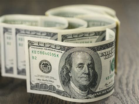 Курс доллара резко упал: сколько американская валюта стоит в банках ...