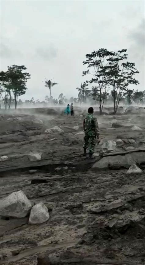 Indonesia Evacúa A 2000 Habitantes Por La Erupción Del Volcán Semeru En La Isla De Java Infobae