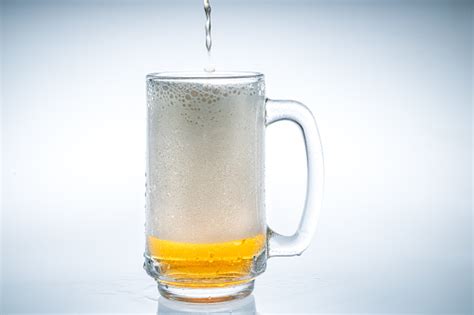 얼음 조각이 물 잔에 떨어졌습니다 맑은 유리에서 물이 튀었다 신선한 개념 가득 찬에 대한 스톡 사진 및 기타 이미지 가득 찬 광물질 기포 Istock