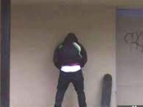 Орон сууцны хорооллын гадна талын гудамж талбайд бие засаж тамхины иш хаясан иргэдэд арга