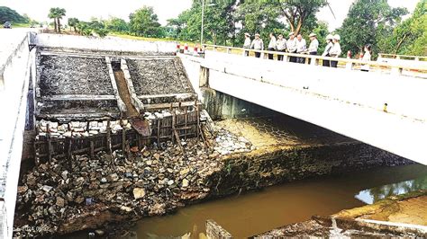 ဒုတိယဝန်ကြီး ဦးဝင်းဖေ ရန်ကုန် မန္တလေးအမြန်လမ်းမကြီးပေါ်ရှိ ကြတ်ချောင