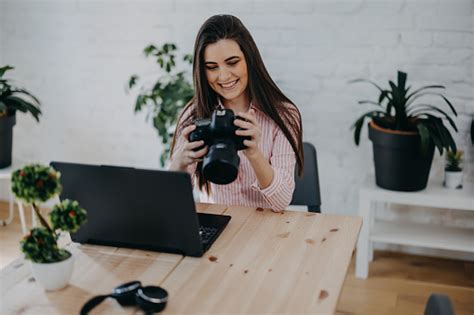프리랜서 사진 작가 집에서 카메라가있는 젊은 여성 컴퓨터에서 사진을 편집합니다 20 24세에 대한 스톡 사진 및 기타 이미지 20 24세 가정 생활 가정의 방