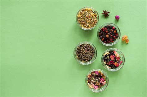 녹색 배경에 녹색 검은 색과 허브 차의 다른 유형의 세트 맛있는 유기농 음료 위에서 볼 수 있습니다 텍스트의 장소입니다 0명에 대한 스톡 사진 및 기타 이미지 Istock