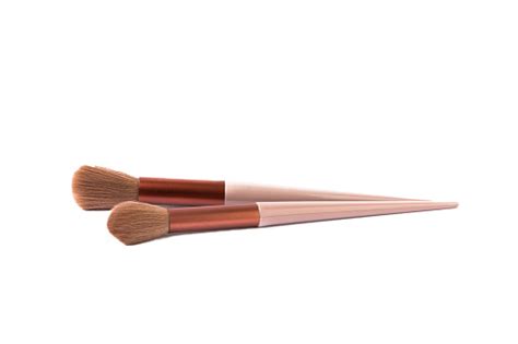 화장품 메이크업 브러쉬는 흰색 배경에 분리되어 있다 블러셔 아이섀도우 컨투어 파운데이션 컨실러 브론저 각진 브러쉬 메이크업 세트 아름다움 개념입니다 0명에 대한 스톡 사진