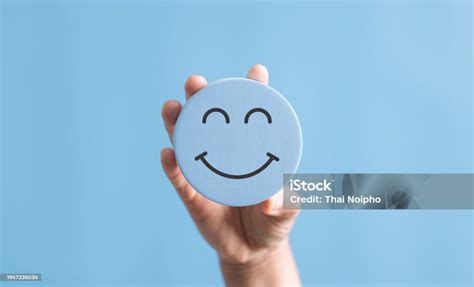 행복한 미소 얼굴 긍정적 인 생각 정신 건강 평가 좋은 피드백 평가 및 긍정적 인 고객 리뷰 경험 만족도 조사 치료 세계 정신 건강의 날 개념을 잡는 손 고객 중심에 대한