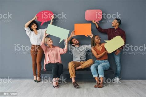 스튜디오의 회색 배경에 대한 연설 거품의 모양에 빈 플래카드를 들고 사업가의 젊고 다양한 그룹의 전체 길이 샷 표지판에 대한 스톡 사진 및 기타 이미지 Istock