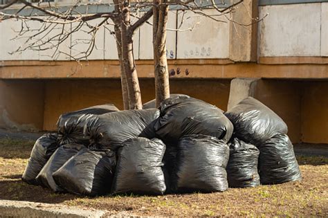 도시 건물 근처 길가에 플라스틱 쓰레기 봉투 더미 거리에 쓰레기 봉투 검은 쓰레기 봉투 0명에 대한 스톡 사진 및 기타 이미지