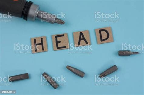 1 수동 드라이버와 필기 단어 머리 파란색 배경에 골 판지 사각형에 가까운 드라이버에 대 한 5 비트 5가지 개체에 대한 스톡 사진 및 기타 이미지 Istock