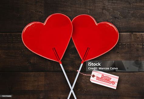 붉은 하트 모양 막대 사탕 함께 사랑과 관계 개념에서 로맨틱 한 휴가 축 하 하는 빈티지 나무 테이블에 고립 된의 쌍을 가진 벽 종이 발렌타인 데이 인사말 카드 0명에 대한