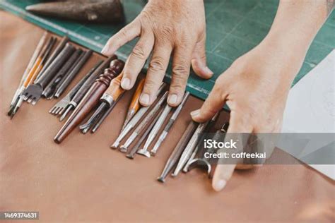 가죽 재단사 제작자를 위한 근접 촬영 수공구 오래 된 수공예 걸작 작업 장비 가위에 대한 스톡 사진 및 기타 이미지 가위 가죽 가죽 공예 Istock