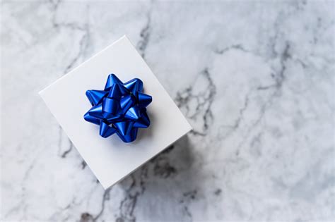 크리스마스 선물 상자 또는 회색 대리석 배경에 고립 리본 끝 활 선물 축제 블루 선물 활 문자 문자를 보낼 수 있는 공간을 복사합니다 0명에 대한 스톡 사진 및 기타 이미지