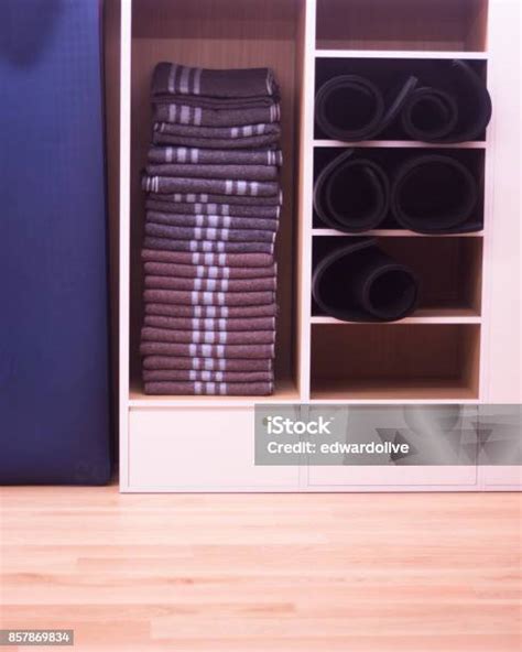 요가 필 라 테 스 및 몸 및 마음 스튜디오 체육관 피트 니스 룸 장비 그룹 클래스에 대 한 건강한 생활방식에 대한 스톡 사진 및 기타 이미지 Istock