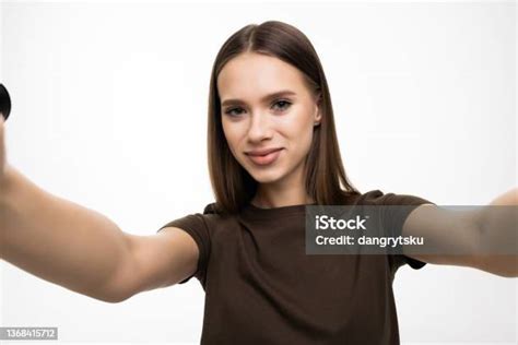 흰색 배경에 고립 된 스마트 폰에서 셀카 사진을 만드는 웃는 여성의 초상화 Brand Name Smart Phone에 대한 스톡 사진 및 기타 이미지 Brand Name