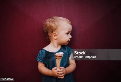 여름에 야외에서 작은 유아 여자의 전면 보기 아이스크림을 먹고 공란에 대한 스톡 사진 및 기타 이미지 공란 귀여운 금발