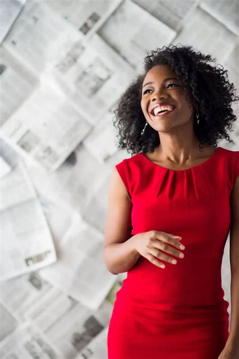 راهنمای کامل انتخاب رنگ لباس مناسب پوست سبزه ژومنت