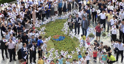 광복절 한반도 바람개비 태극기 퍼포먼스