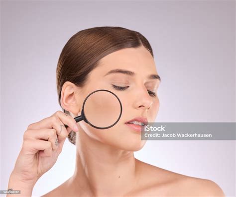 여자 돋보기 그리고 미용 화장품 피부과를 위한 스튜디오의 얼굴 얼굴 돋보기 여성 모델 및 체크 스킨 케어 미적 건강 및 여드름