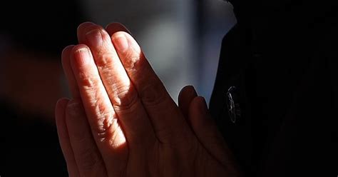 기도 올리는 신도들