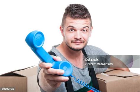움직이는 남자 전화 수신기를 나눠 주고 골 판지 상자를 들고 나름에 대한 스톡 사진 및 기타 이미지 나름 루마니아 무거운 Istock