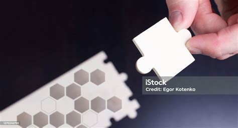 비즈니스 기술 인터넷 및 네트워크 개념 직소 퍼즐을 들고 젊은 사업가 가상현실에 대한 스톡 사진 및 기타 이미지 가상현실 개념 개념과 주제 Istock