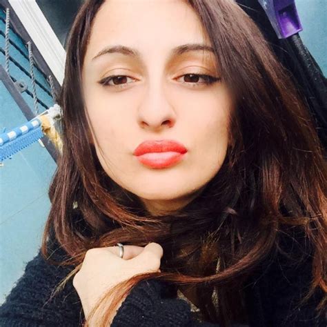 გოგო რომლის შეკერილი ფეხსაცმელებითაც მთელი თბილისი დადის