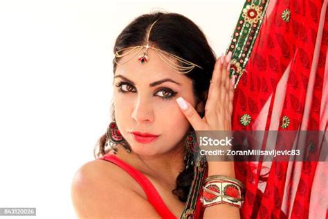Wanita Menari Tari India Dengan Gaun Nasional Seorang Gadis Cantik