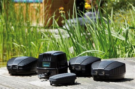 Оборудование для пруда: скиммеры, водяные насосы, аэраторы и фильтры.