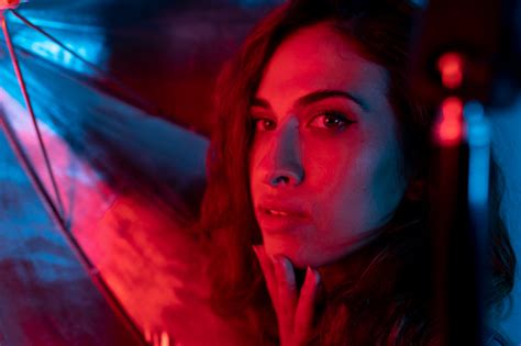 화려한 밝은 네온 블루와 보라색 조명으로 스튜디오에서 포즈를 취하는 하이 패션 모델 여성 아름다운 여성의 초상화 사람 얼굴에 대한 스톡 사진 및 기타 이미지 Istock