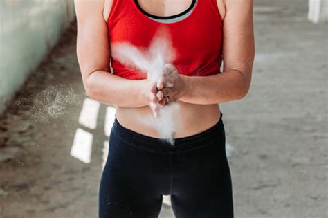 핏감 스포티한 여자 손의 클로즈업 활석 파우더 훈련 준비 건강한 생활방식에 대한 스톡 사진 및 기타 이미지 건강한 생활방식 경쟁 권위 Istock