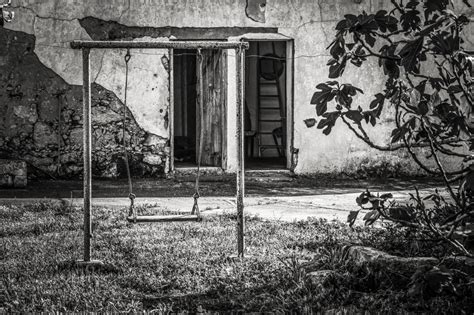 무료 이미지 나무 검정색과 흰색 화이트 오두막집 부식 검은 단색화 그네 오래된 집 녹슨 기억 영상 마당 농촌 지역 도시 지역 흑백 사진 고대