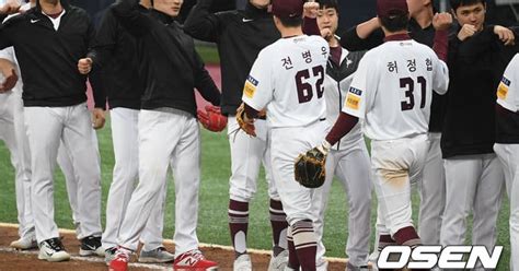 사진 키움연습경기 첫승 팔꿈치 하이파이브