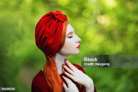 빨간 드레스와 여름 배경에 터 번을 가진 여자 피부와 긴 붉은 머리 창백 붉은 손톱 여자 미국에 대한 스톡 사진 및 기타 이미지 미국 백인종 복고풍 Istock