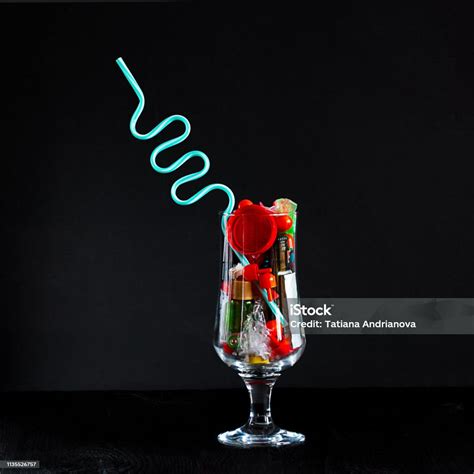 광장 검은 배경에 실제 음료의 모방으로 플라스틱 및 배터리 폐기물의 전체 플라스틱 빨 대와 코 꼬리 유리 식품 및 음료에 오염 되는 생태 개념 0명에 대한 스톡 사진 및