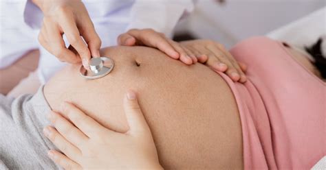 행복한 임산부는 임신 컨설턴트를 위해 병원이나 의료 클리닉의 산부인과 의사를 방문합니다 의사는 아기와 엄마의 건강 검진을 위해 임신 한 배를 검사합니다 부인과 개념입니다