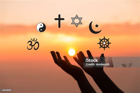 종교적 상징 기독교 십자가 이슬람 초승달 불교 다르마 바퀴 힌두교 Aum 유대교 데이비드 스타 도교 음양 세계 종교 개념 모든