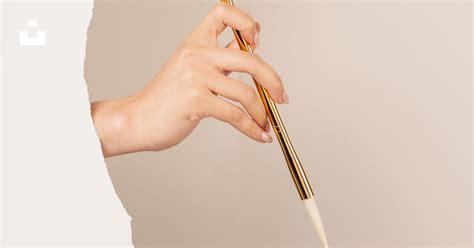 손에 황금 펜을 들고있는 사람 사진 Unsplash의 무료 홍콩 이미지