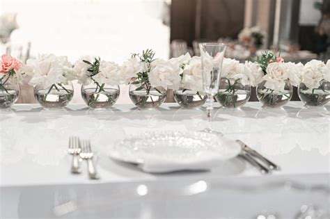 공 유리 화병에 작은 꽃꽂이 신혼 부부의 테이블입니다 손님을위한 준비 결혼식 저녁 식사를위한 레스토랑의 인테리어 케이터링 개념 개체 그룹에 대한 스톡 사진 및 기타 이미지