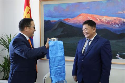 Усны газрын дарга Ш Мягмарт БОАЖ ын сайд Б Бат Эрдэнэ хүндэтгэл үзүүллээ