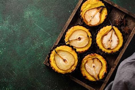 어두운 녹색 콘크리트 오래된 테이블 배경에 배와 커스터드 미니 타르트 맨 위 보기 가을에 대한 스톡 사진 및 기타 이미지 가을 계란 노른자 과일 Istock