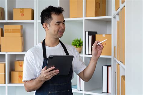 현대 사무실 공간에서 디지털 태블릿으로 재고를 관리하는 젊은 기업가 Dollar Store에 대한 스톡 사진 및 기타 이미지