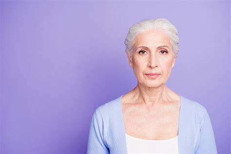 회색 머리 오래 된 좋은 아름 다운 자신감 즐거운 여자입니다 빈 빈 공간에 복사 합니다 보라색 보라색 배경 위에 절연 개인 지도 교사에 대한 스톡 사진 및 기타 이미지