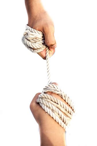 체인의 조각을 위해 싸우거나 전쟁 게임의 줄다리기를 재생 두 손의 샷을 닫습니다 분야에서 장소를 만드는 개념 경쟁 흰색에 격리 수직 샷 가까운에 대한 스톡 사진 및 기타