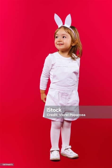 흰색 정장과 빨간 배경에 부활절 토끼 귀와 작은 미취학 소녀의 전체 길이 사진 광고에 대한 스톡 사진 및 기타 이미지 광고 귀여운 금발 머리 Istock